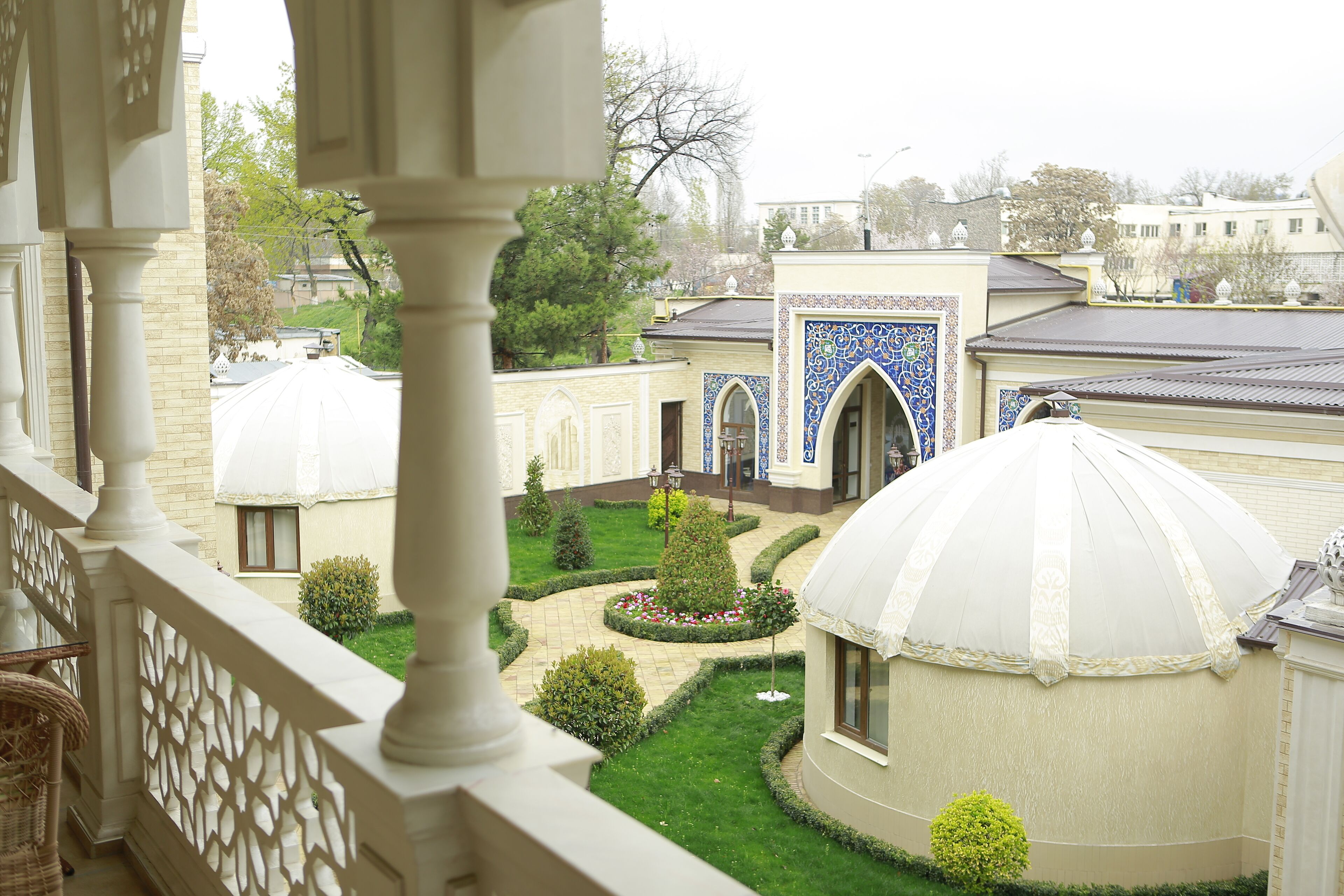 Roupa de alta qualidade, edredões de penas, minibar, cofre no quarto 