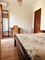 Quarto Triplo, vista para o jardim | Quartos insonorizados, ferro/tábua de engomar, Wi-fi grátis 