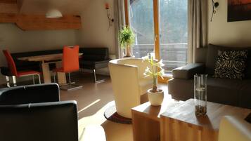 Penthouse Deluxe (Penthaus) | Sala | Televisor de ecrã plano de 45 cm com canais via satélite, televisor LCD