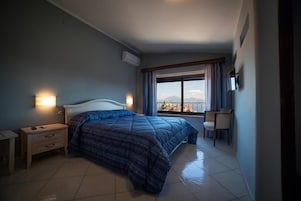 Quarto Triplo Panorâmico, vista para o mar | Minibar, secretária, Wi-fi grátis, roupa de cama fornecida 