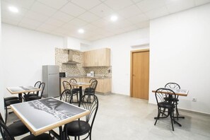 Um frigorífico no espaço comum, um micro-ondas, uma placa de cozinha 
