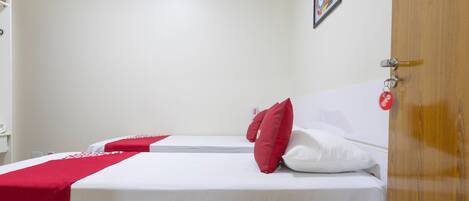 Quarto Twin | 1 quarto, minibar, secretária, Wi-fi grátis