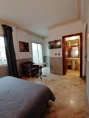 Quarto casal standard | Escrivaninha, cortinas blackout, ferros/tábuas de passar roupa