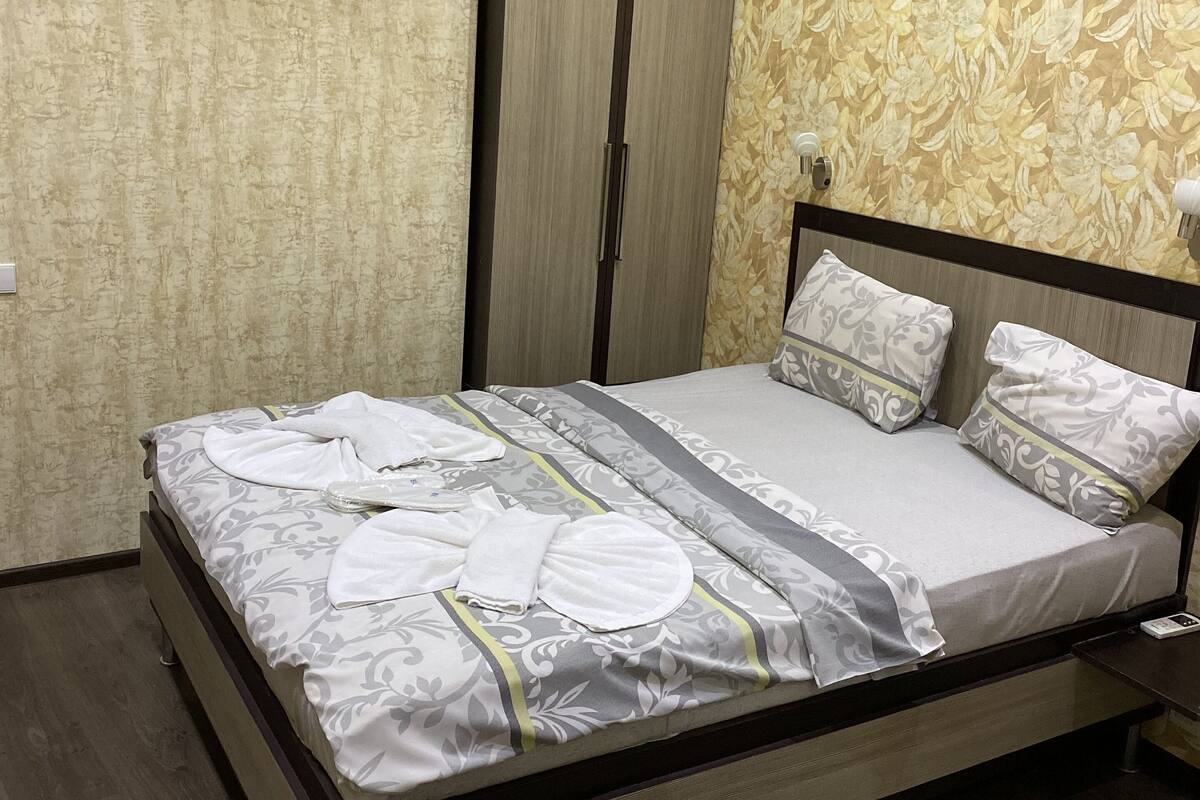 Quarto Económico, 1 cama de casal | Roupa de alta qualidade 