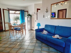 Casa superior, 1 quarto, varanda, vista parcial para o mar | Área de estar