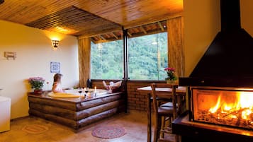 Suite | Minibar, cofre no quarto, com decoração personalizada, secretária