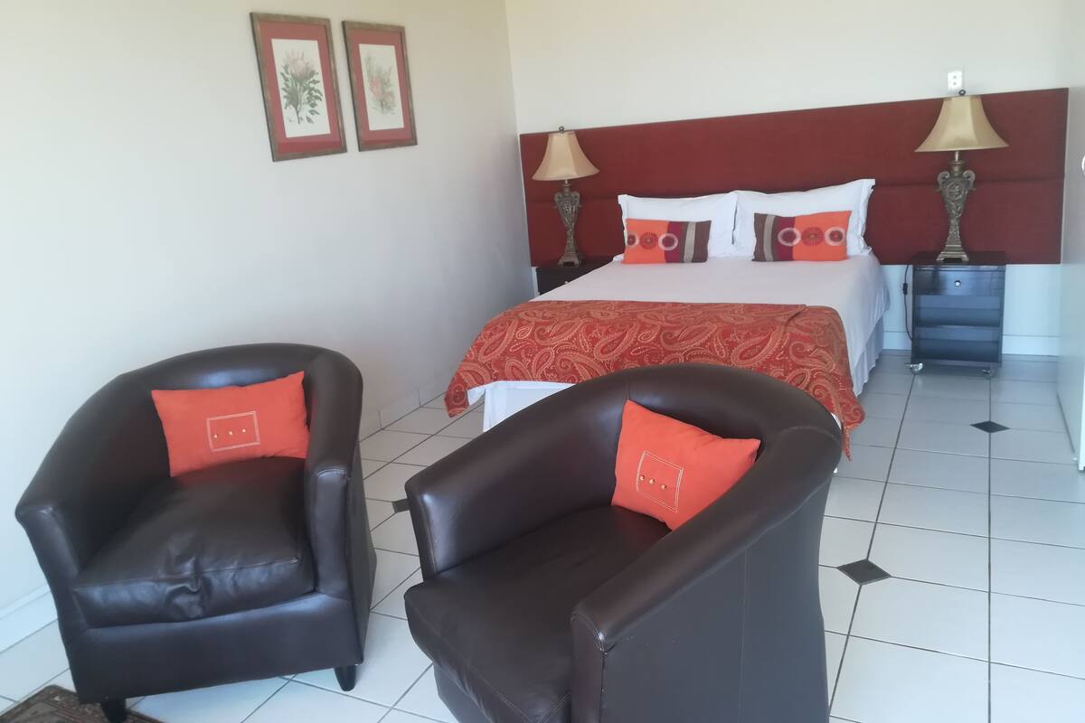 Quarto Duplo Comfort (Protea) | Cofre no quarto, secretária adequada para computadores portáteis