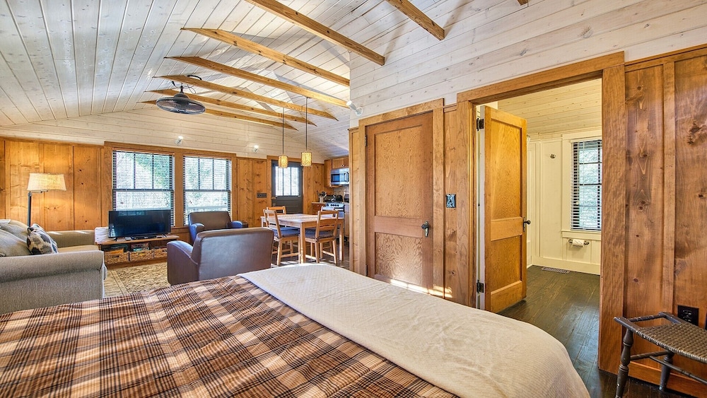 Carruth Cottage Studio Sleeps 4. Walk To Lake Junaluska Conference Center, Lake, Rose Garden - Waynesville, NC