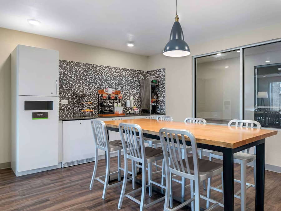 Café da manhã para viagem grátis todos os dias