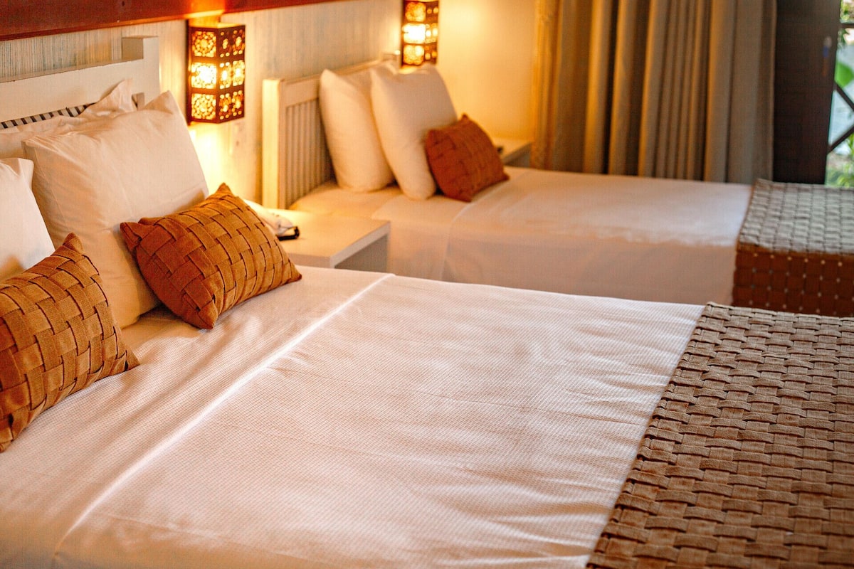 Roupas de cama antialérgicas, camas com colchões pillow-top, frigobar