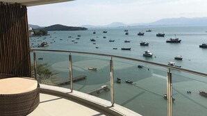 Uma varanda com vista para um porto repleto de barcos.