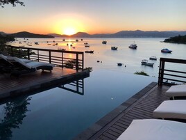 Piscina infinita, espreguiçadeiras