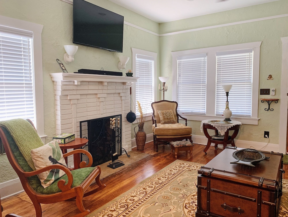 Charming 1920 Bungalow ~Inn The Heights~5 Mins To Bucs Stadium! Central Location - Tampa, FL