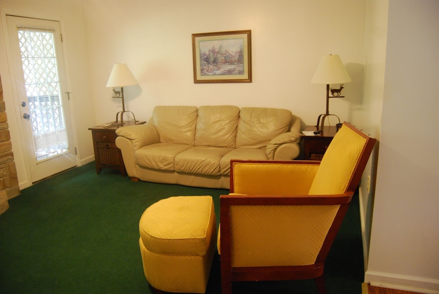 The Hot Tub Cabin At The Barn @ Lakepointe Resort - No Cleaning Fees! - Kentucky