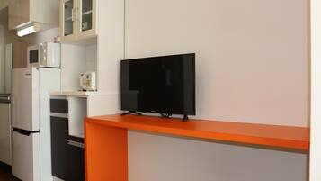 Quarto casal standard | Edredons de pluma, escrivaninha, cortinas blackout