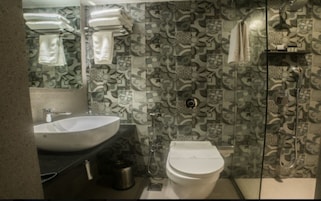 Quarto casal luxo | Banheiro | Chuveiro, chuveiro com efeito de chuva, chinelos, toalhas de banho