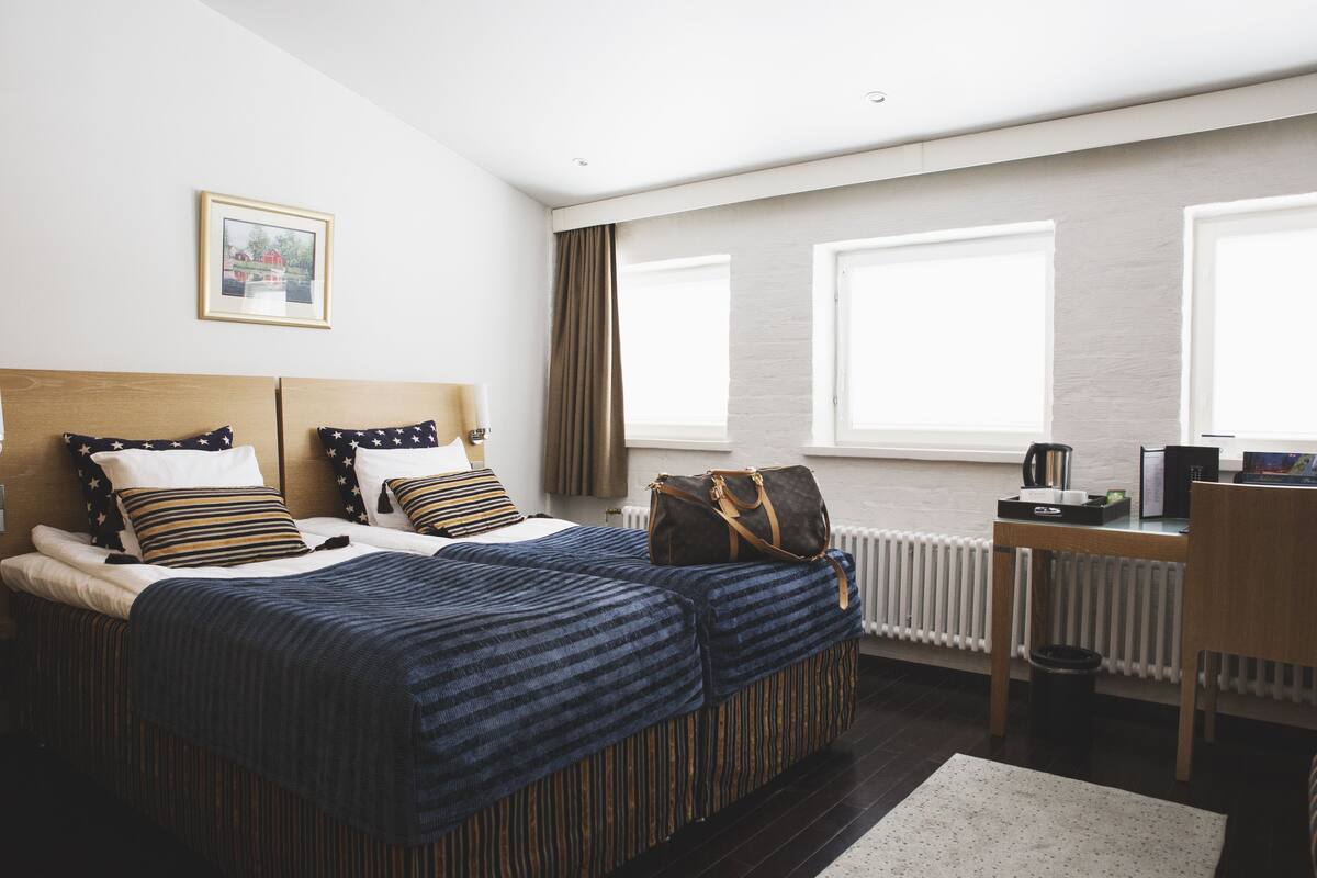 Roupas de cama premium, frigobar, escrivaninha, cortinas blackout