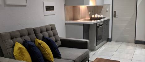 Apartamento | Cozinha privada | Geladeira, micro-ondas, fogão, cooktop