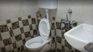 Quarto Standard | Casa de banho | Um polibã, toalhas fornecidas