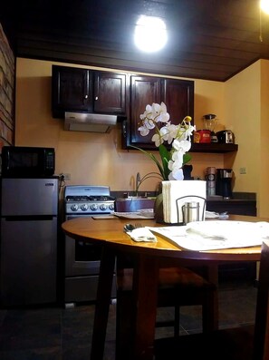 Romantic Cabin #2 | Cozinha privada | Geladeira, micro-ondas, fogão, máquina de café expresso