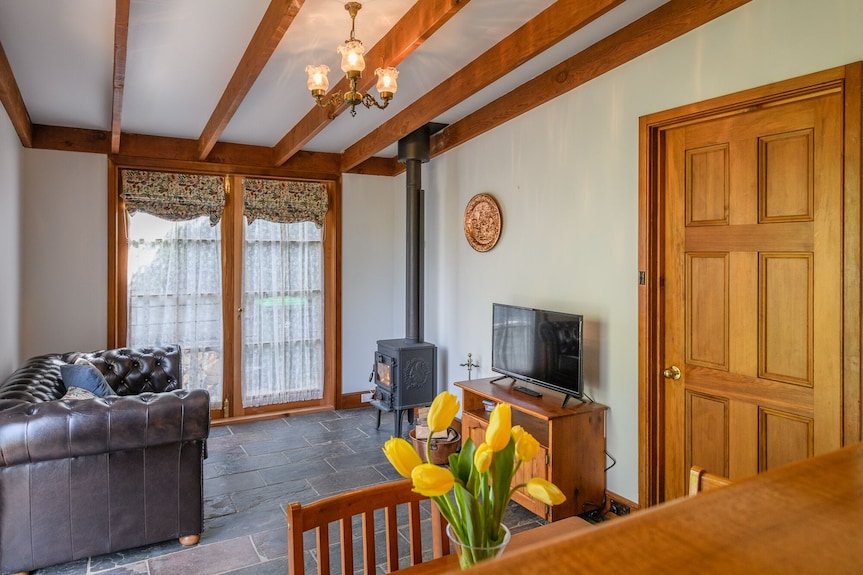 Original 1823 Bridge Cottage/sergeants Cottage - Tasmania