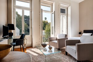 Quarto Quádruplo Júnior, vista para o jardim (Monica) | Sala de estar | Televisor de 22 polegadas com canais por cabo, livros 