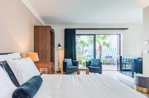 Suite-Estúdio Exclusiva, terraço, vista para o jardim (Conguito) | Sala | Televisor de 22 polegadas com canais por cabo, livros 