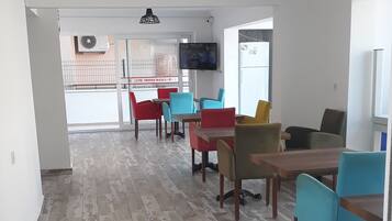 Café da manhã continental todos os dias (TRY 15 por pessoa)