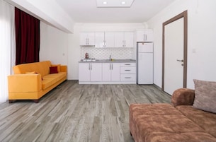 Suite Deluxe, varanda, vista para o mar | Sala de estar | Televisor LCD 