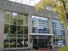 Um edifício moderno com janelas amplas e uma placa com a inscrição 'Radisson Blu'.