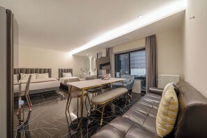 Suite-Estúdio de Luxo, Vista para a cidade (Penthouse) | Minibar grátis, secretária 