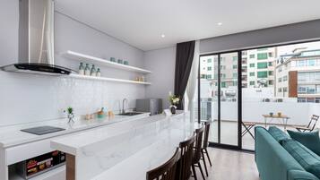 Estúdio Deluxe | Cozinha privada | Um frigorífico/congelador grande, um micro-ondas, uma placa de cozinha