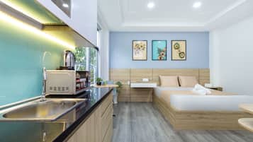 Apartamento Clássico, 1 cama queen-size, não fumadores, kitchenette | Sala de estar | Televisor de ecrã plano de 40 polegadas com canais por cabo, televisor