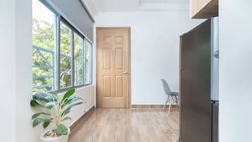 Estúdio Standard, 1 cama queen-size, não fumadores, kitchenette | Sala de estar | Televisor de ecrã plano de 40 polegadas com canais por cabo, televisor