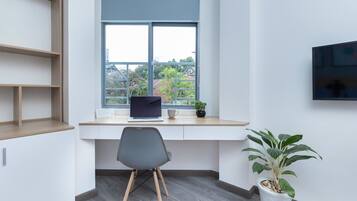 Estúdio Standard, 1 cama queen-size, não fumadores, kitchenette | Sala de estar | Televisor de ecrã plano de 40 polegadas com canais por cabo, televisor