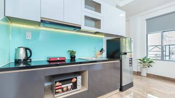 Estúdio Standard, 1 cama queen-size, não fumadores, kitchenette | Cozinha privada | Um frigorífico/congelador grande, um micro-ondas, uma chaleira elétrica