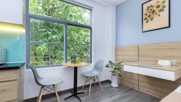 Apartamento Clássico, 1 cama queen-size, não fumadores, kitchenette | Sala de estar | Televisor de ecrã plano de 40 polegadas com canais por cabo, televisor