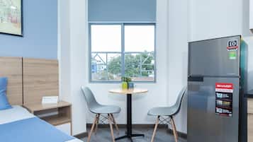 Apartamento Clássico, 1 cama queen-size, não fumadores, kitchenette | Sala de estar | Televisor de ecrã plano de 40 polegadas com canais por cabo, televisor