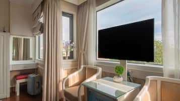 Quarto Duplo de Luxo | Minibar, secretária, secretária adequada para computadores portáteis