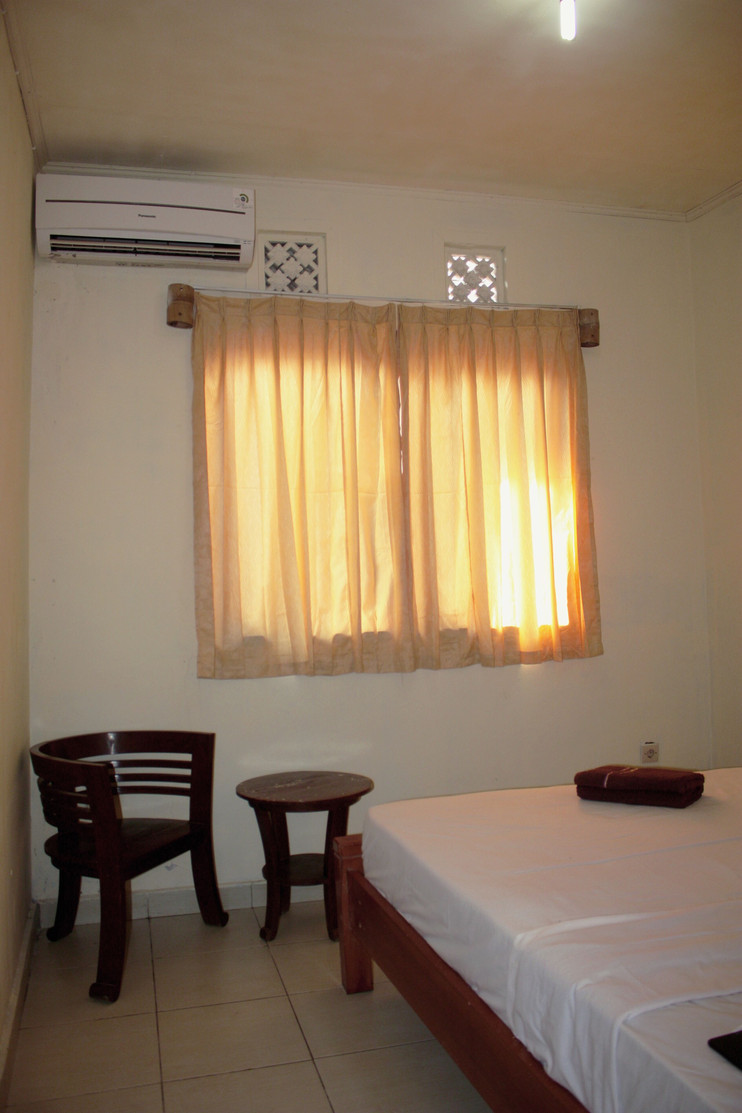 Escrivaninha, espaço de trabalho para notebook, Wi-Fi de cortesia