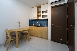 Apartamento Standard | Cozinha privada | Um frigorífico, um micro-ondas, utensílios de cozinha