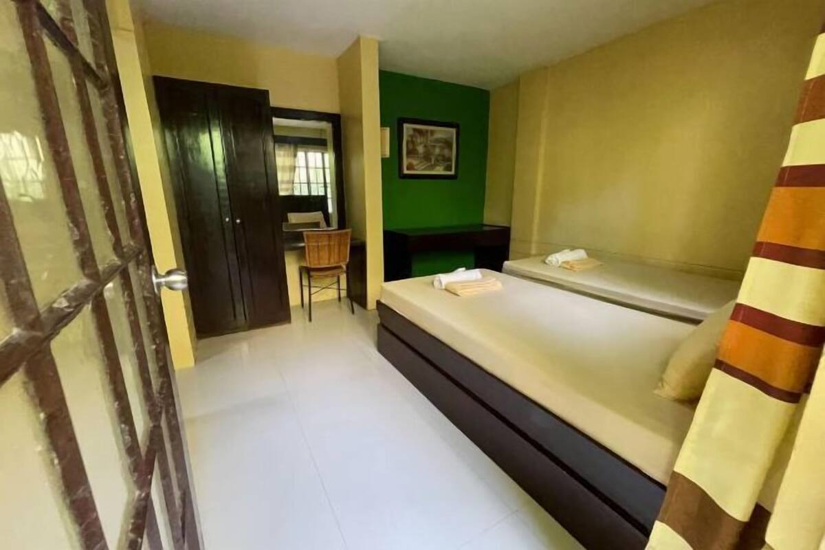1 quarto, ferros/tábuas de passar roupa