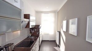 Apartamento Económico | Cozinha privada | Uma cafeteira/bule, um frigorífico/congelador grande, um micro-ondas 