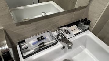 Um polibã, um secador de cabelo, um bidé, toalhas fornecidas