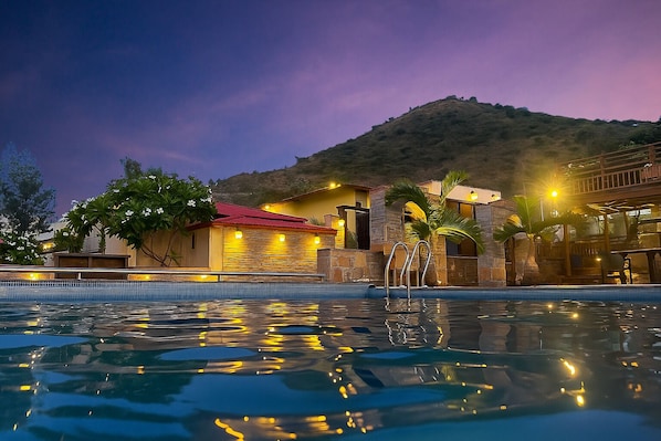 Piscina interior, piscina exterior 