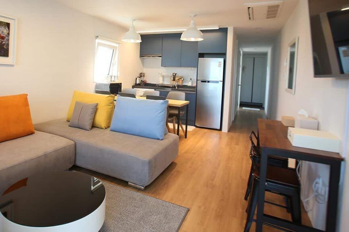 Apartamento em Condomínio Fechado (Copia for Digital Nomads) | Sala de estar | Livros, aparelhagem