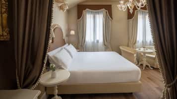 Roupa hipoalergénica, minibar, cofre no quarto, secretária