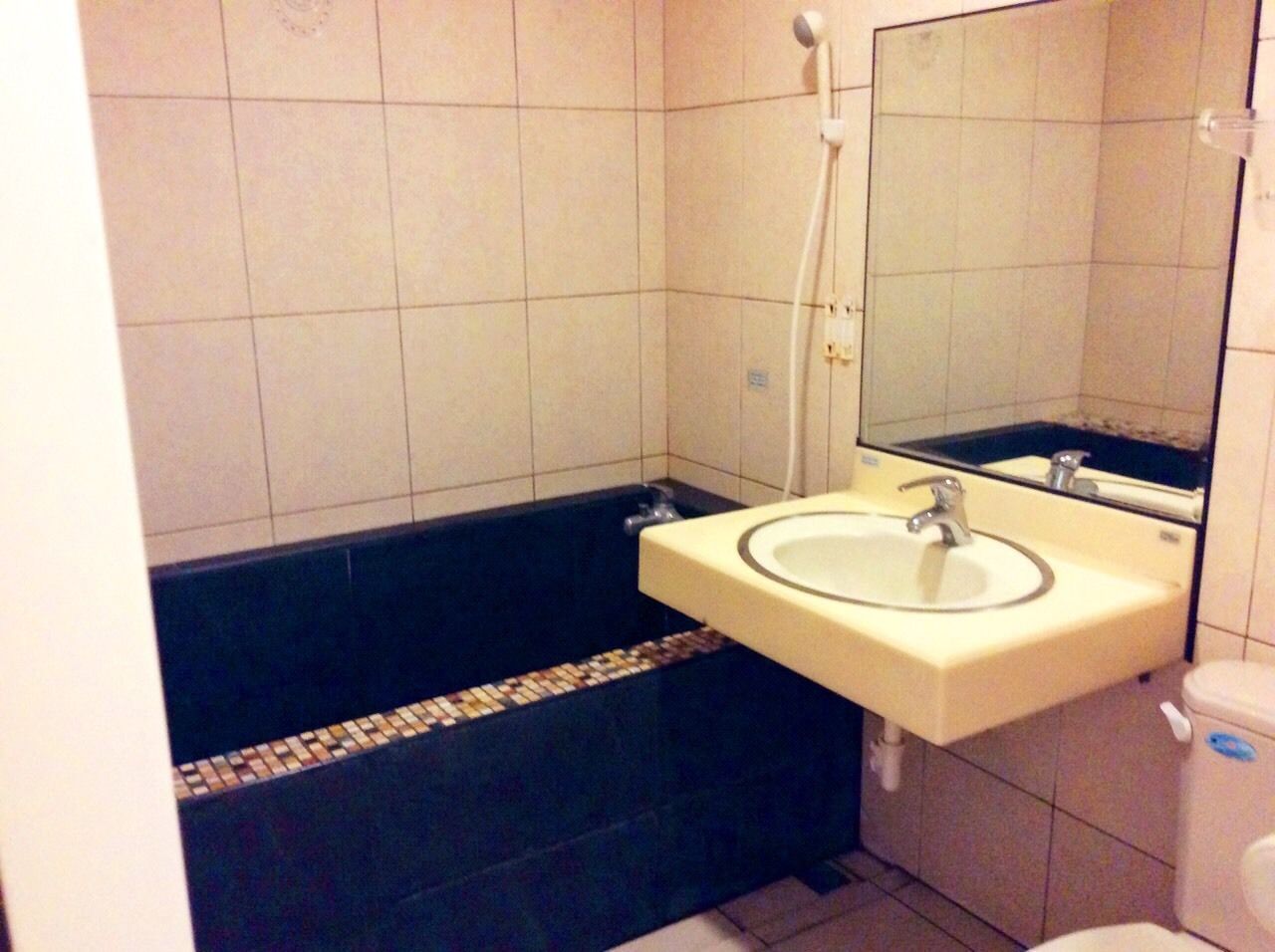 Casa de banho com banheira, lavatório e sanita.