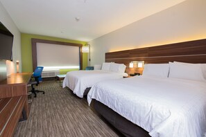 Quarto de hotel com duas camas, uma escrivaninha, uma cadeira e uma televisão.
