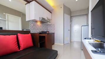 Apartamento, 2 quartos | Sala de estar | Televisor